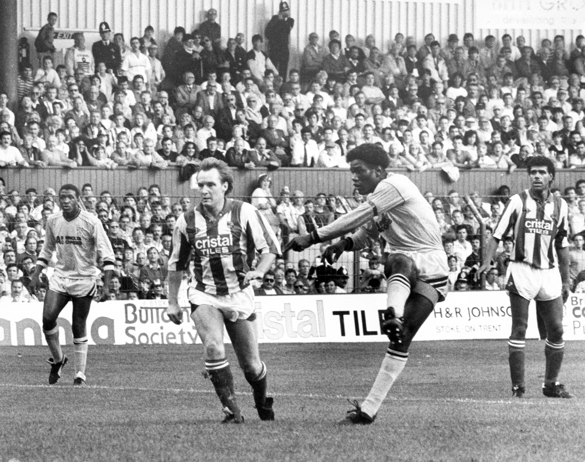 Vale fans honour their greatest manager - by Mike Baggaley
