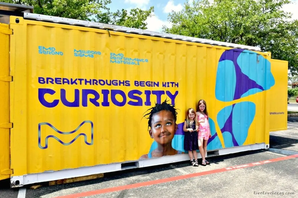 Colors for curiosity - by Inez Michiels