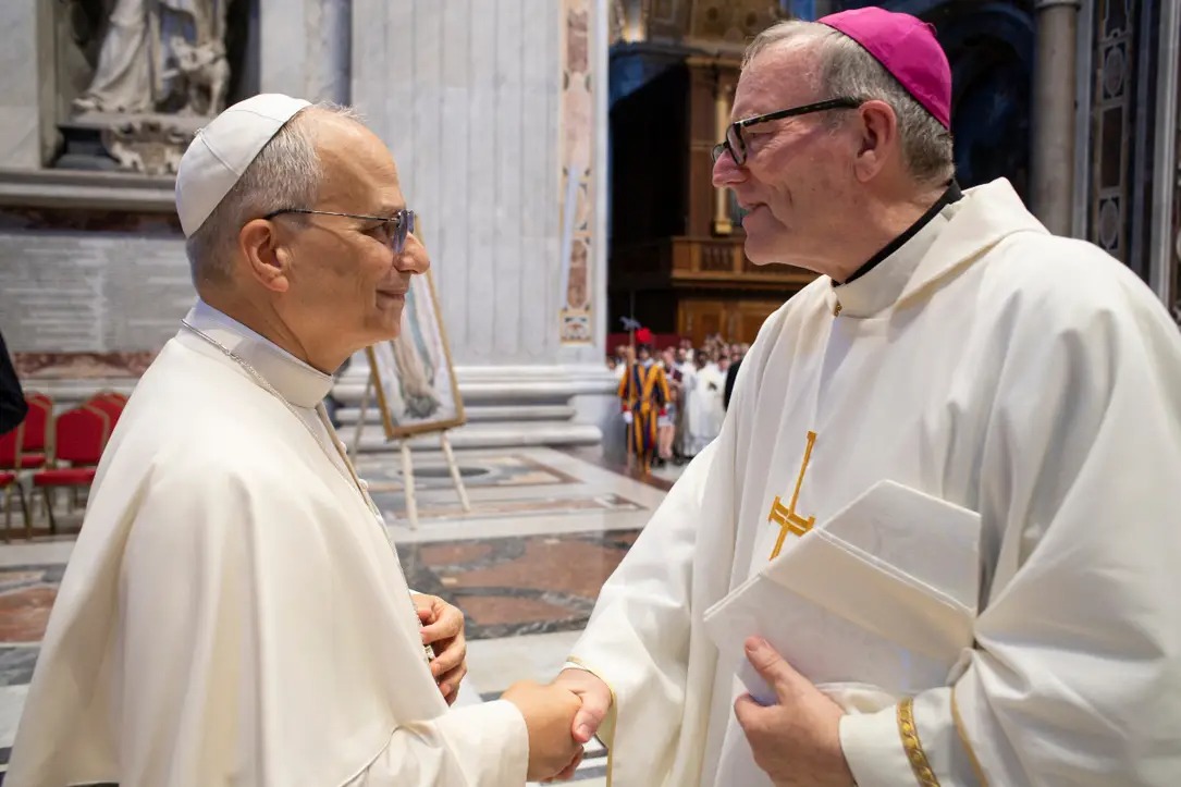 Catholic Counsel (@catholiccounsel): "Pope Leo greets Bishop Robert ...