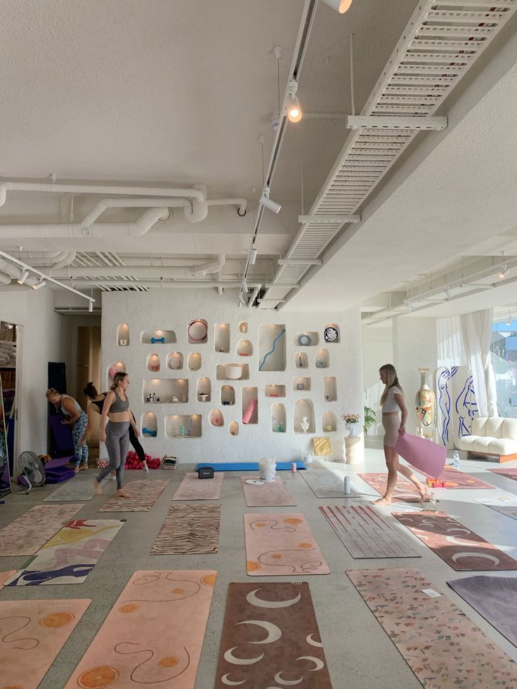 an anxious girly guide to your first yoga class in a studio: step by step