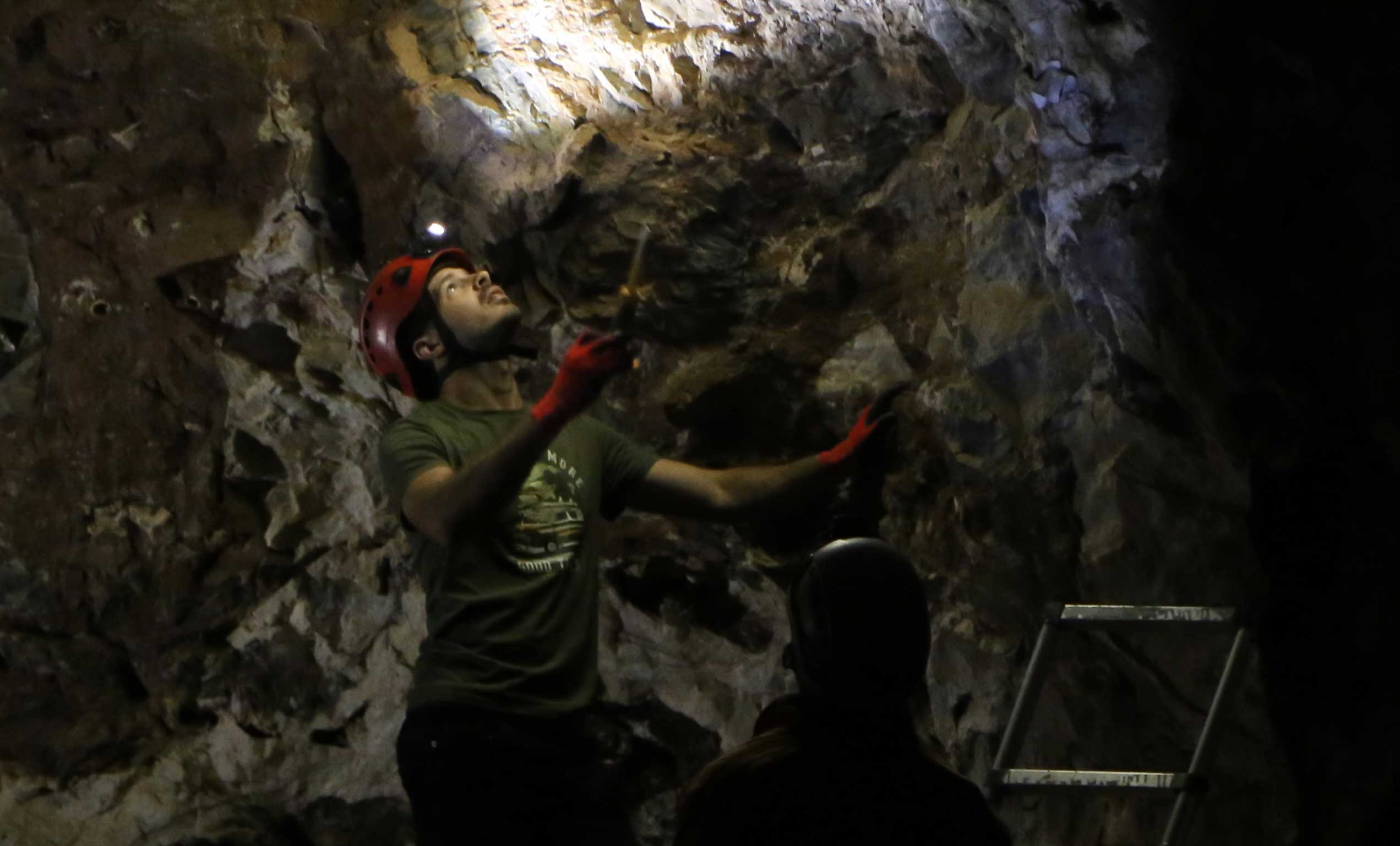 How Homo naledi got into the Dinaledi Chamber