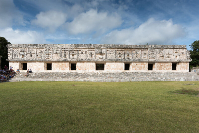 Ancient Mayan Political Transitions: Rituals of Burning and Burial