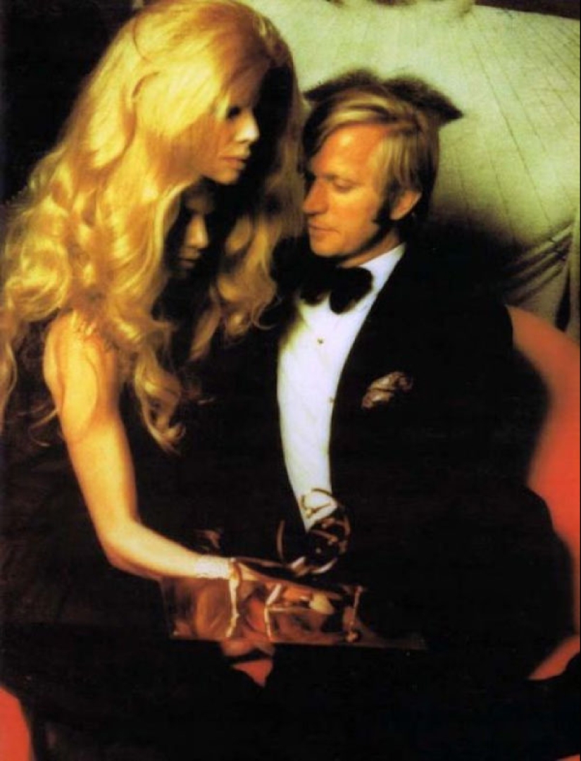 21 Goosebumps Inducing Photos From Secret Masonic Party of 1972