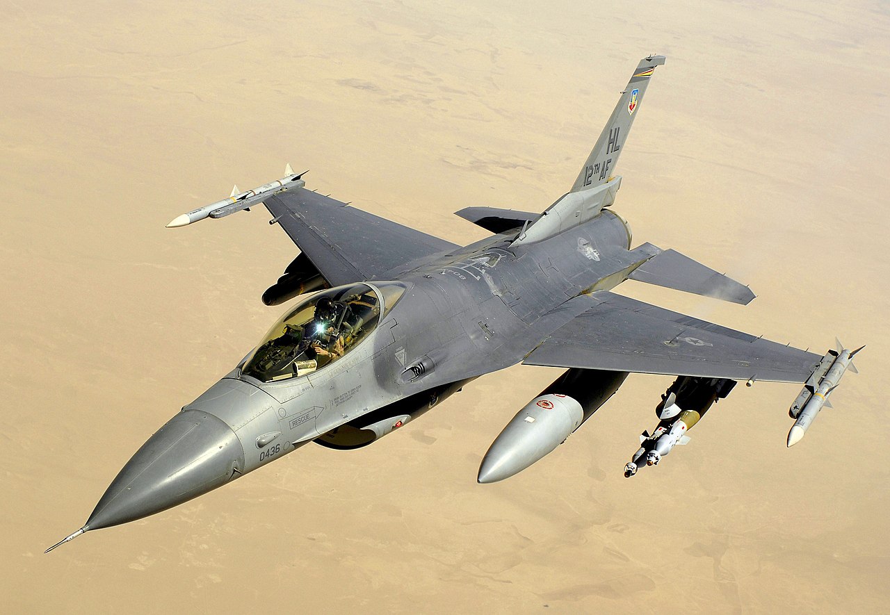Single vs. Two-Pilot Fighter Jets - Liquid Bird