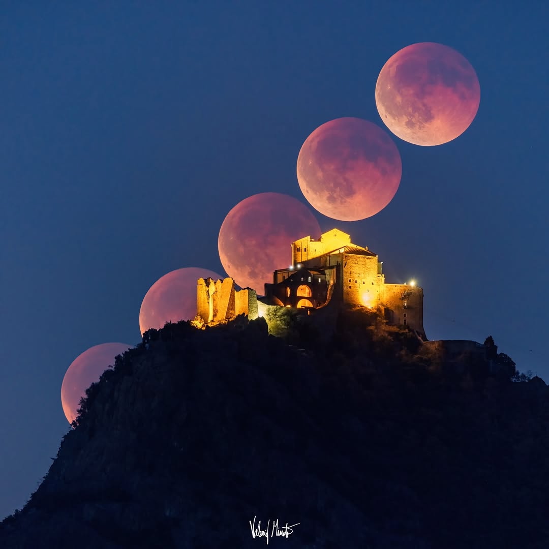 James Lucas (@jameslucasit): "Yesterday’s Blood Moon over Saint Michael ...