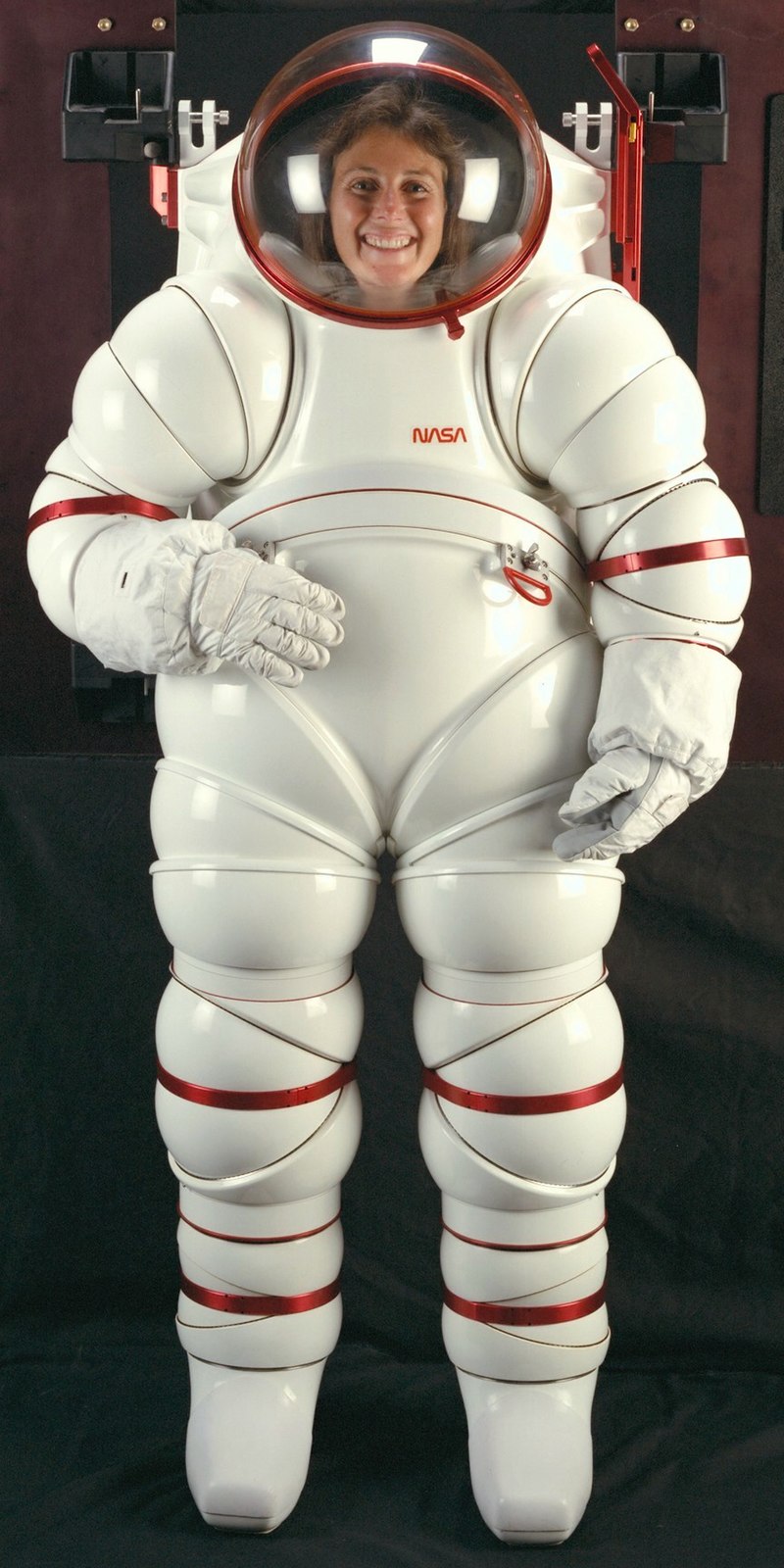 What's inside modern Space suits? - Liquid Bird