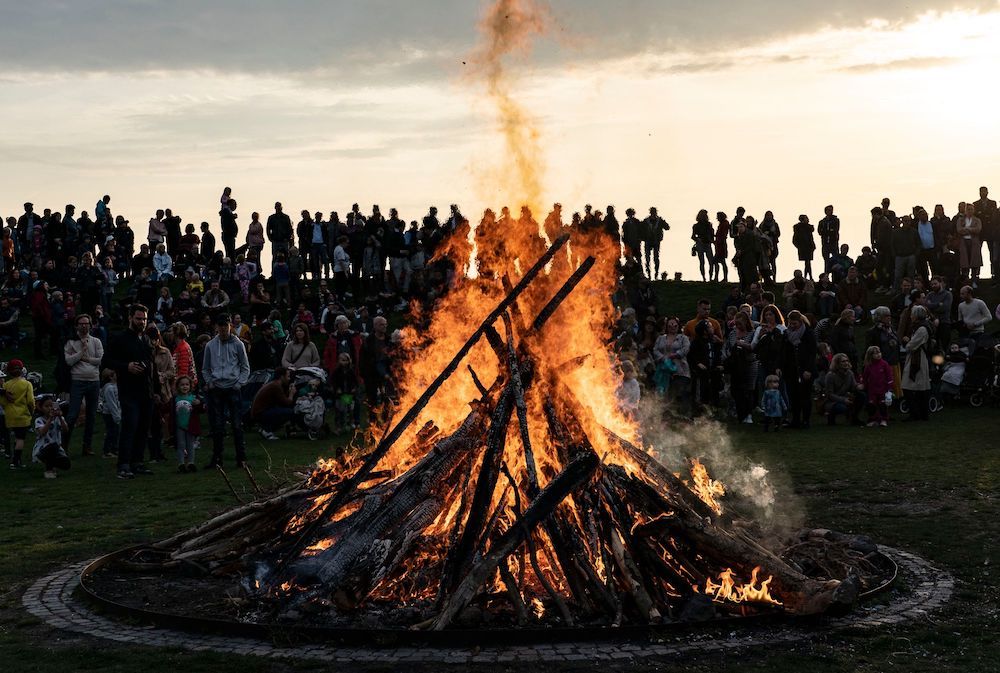 Därför firar vi Valborg - by Peppe Öhman - Vad Vi Vet.