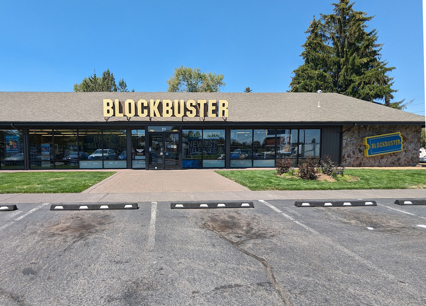 A Visit to the Last Blockbuster Video in Bend, Oregon 📼