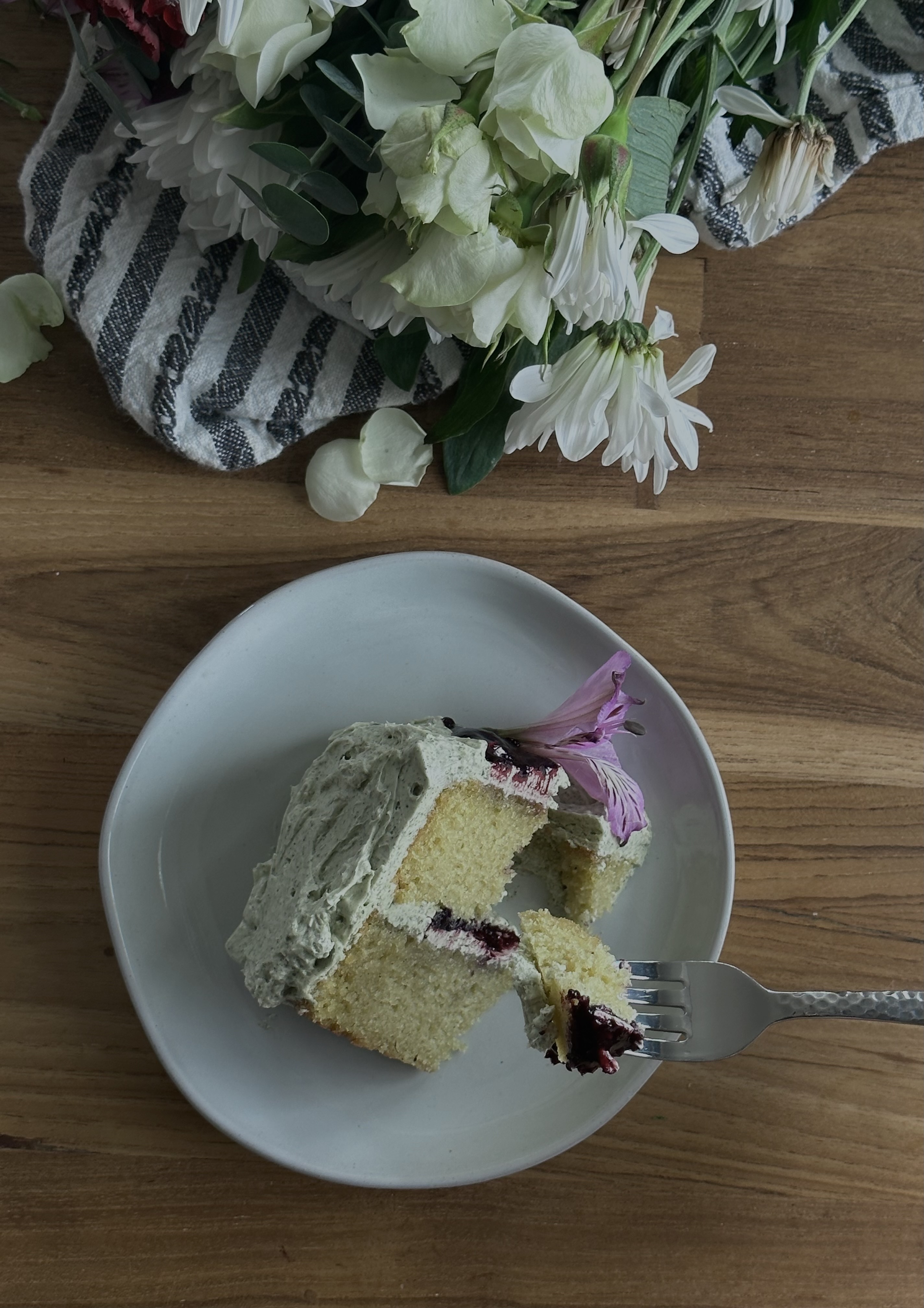 Vanilla Bean Cake with Nettle & Blueberry - by cèilidh