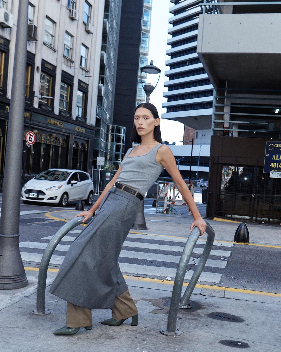 Obsesionario de moda #3: Carla Bugarín, la mujer del traje gris