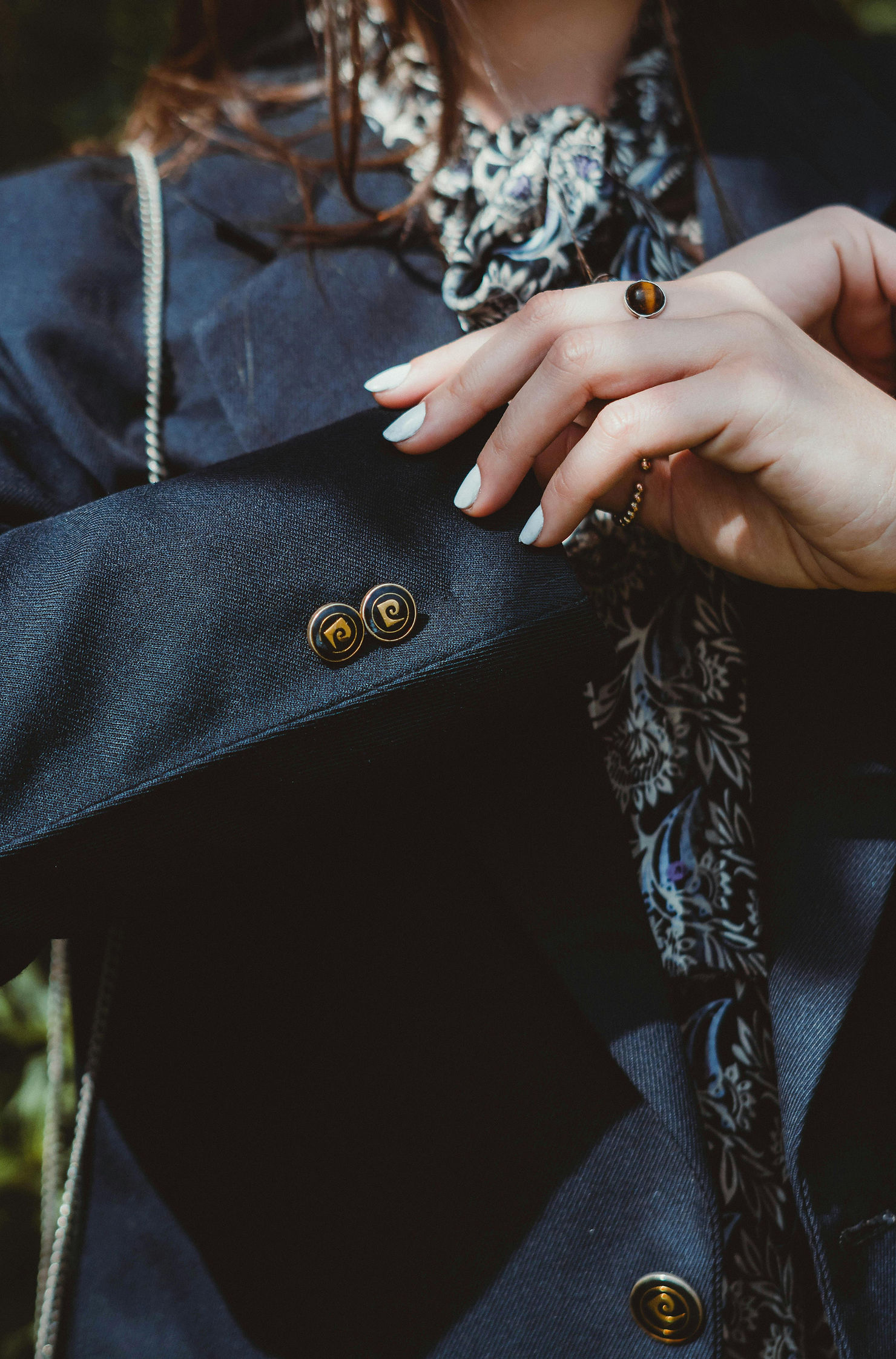 How to Style Your Blazer with a Scarf: A Simple and Chic Trick for ...