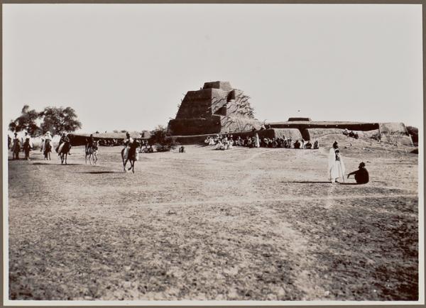 A complete history of the old city of Gao ca. 700-1898.